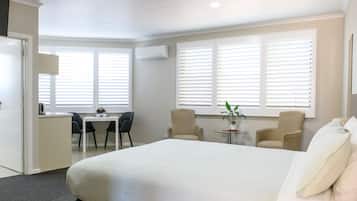 Quarto Superior, 1 cama queen-size, kitchenette | 1 quarto, edredões de penas, com decoração personalizada