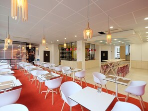 Pequenos-almoços, almoços, jantares servidos, cozinha regional 