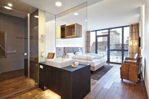 Doppelzimmer Premium Plus | Roupa hipoalergénica, minibar, cofre no quarto, secretária 