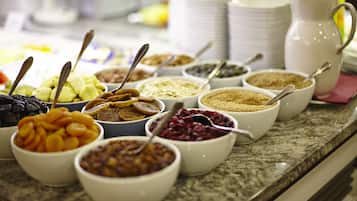 Pequeno-almoço tipo buffet diário (18 EUR por pessoa)