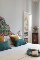 Quarto casal ou duplo superior | Frigobar, cofres nos quartos, escrivaninha, quartos à prova de som