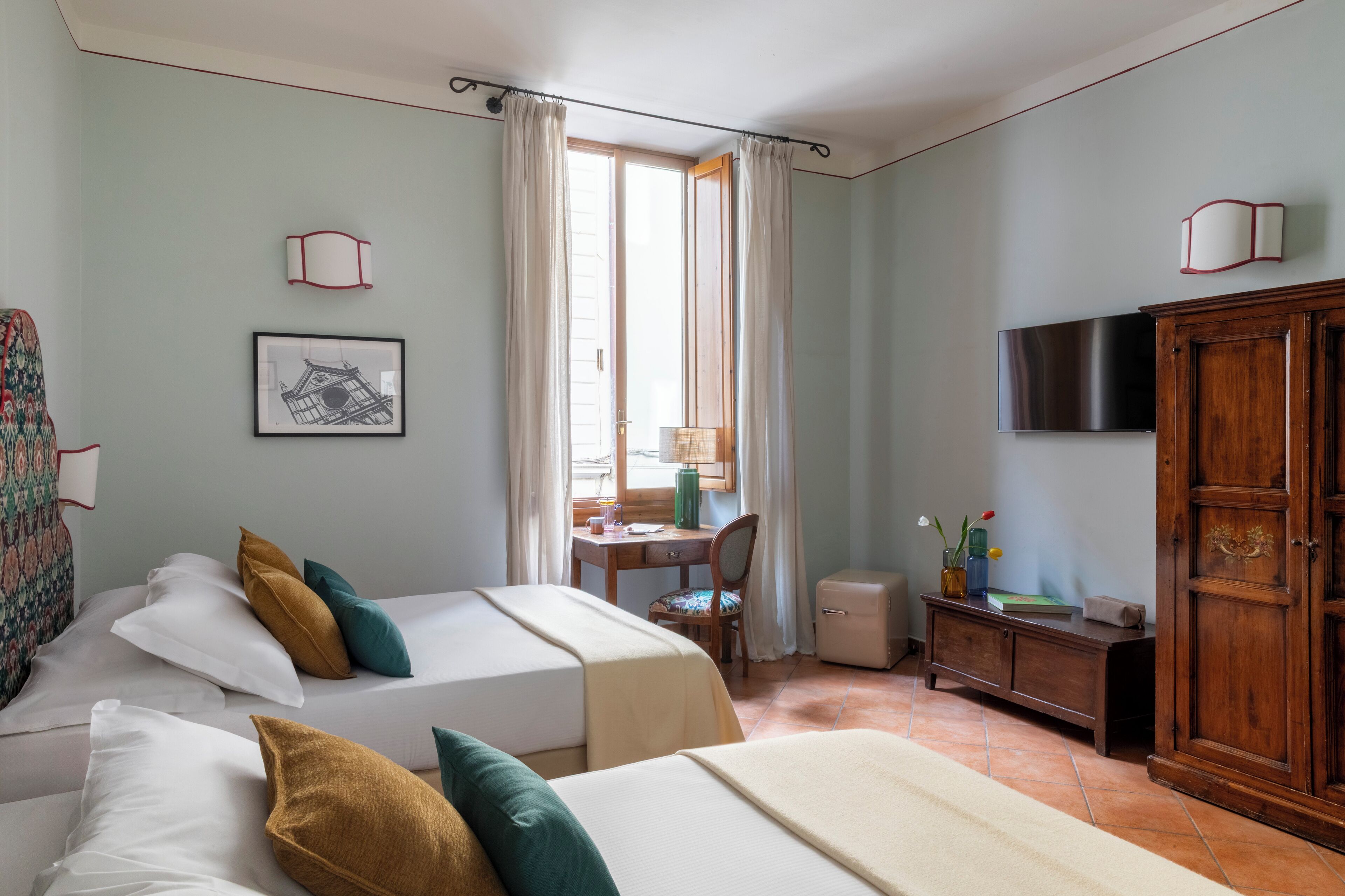 Quarto Quádruplo Standard | Minibar, cofre no quarto, secretária, quartos insonorizados 