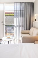 Quarto, não fumadores, junto à piscina (Queen) | Sala de estar | Smart TV de 45 polegadas com canais digitais 