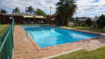 Piscina exterior, espreguiçadeiras