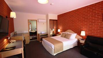 Quarto (Spa Room) | Roupa de alta qualidade, camas de colchão pillowtop, minibar