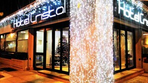 Fachada da propriedade à noite