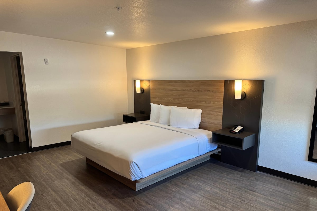 Quarto Standard, 1 cama queen-size, não fumadores | Wi-fi grátis, roupa de cama fornecida