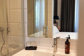 Quarto Duplo Comfort | Casa de banho | Uma combinação polibã/banheira, um secador de cabelo 