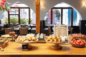 Pequeno-almoço tipo buffet diário (18 EUR por pessoa) 