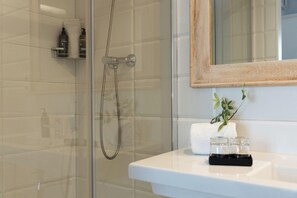 Quarto Duplo Comfort | Casa de banho | Uma combinação polibã/banheira, um secador de cabelo 