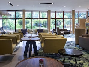 Este bar no lobby do hotel