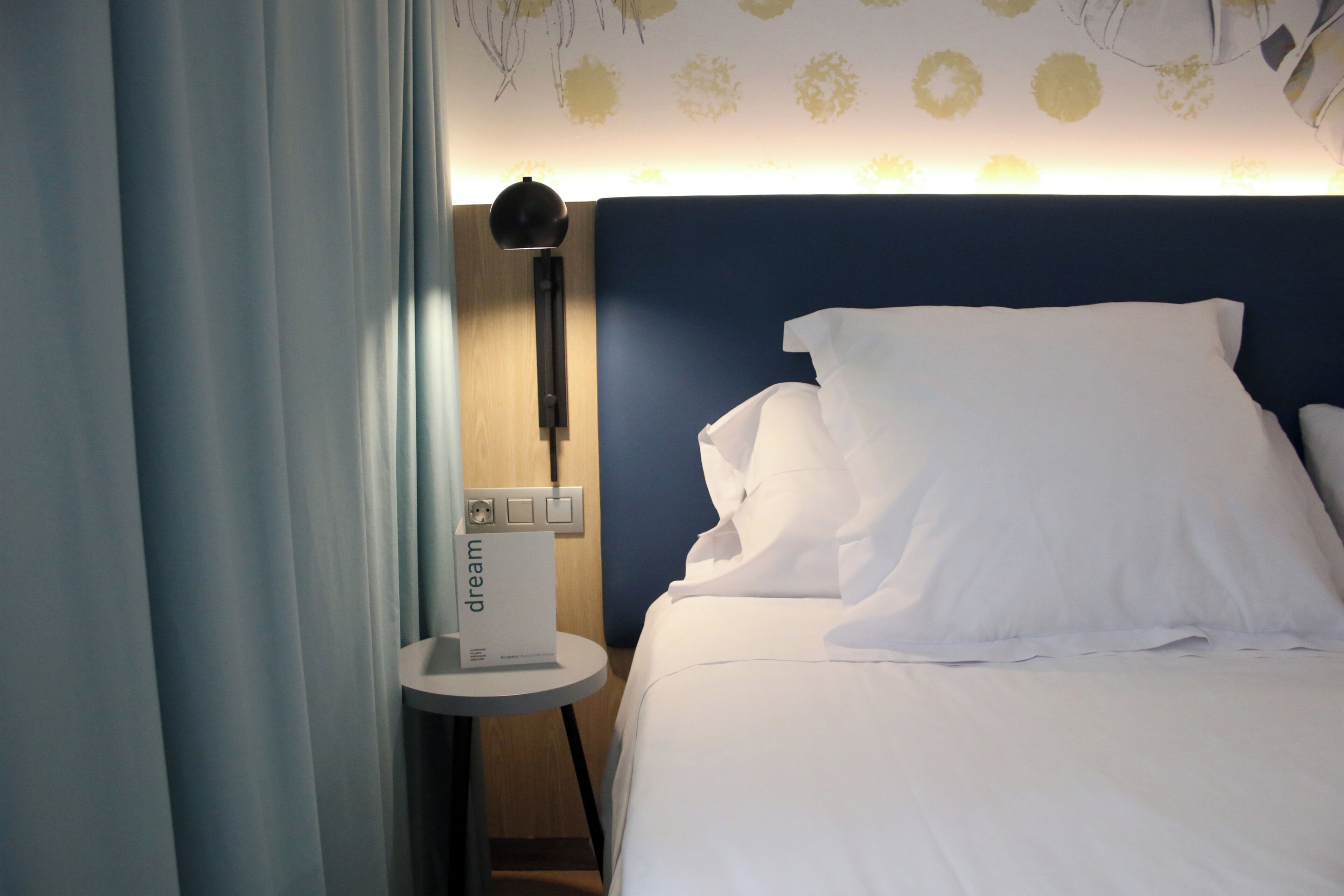 Minibar, cofre no quarto, com decoração personalizada 