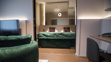 Quarto superior, 1 cama King (extra bed possibility) | Cofres nos quartos, ferros/tábuas de passar roupa, Wi-Fi de cortesia