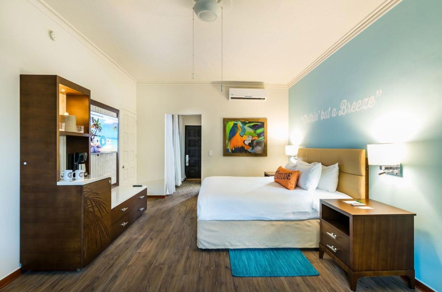 Roupa de alta qualidade, cofre no quarto, cortinas/cortinados opacos 