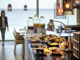 Pequeno-almoço tipo buffet diário mediante uma taxa