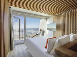 Quarto Executivo, 1 cama de casal e sofá-cama, varanda, vista para o mar | Minibar com produtos grátis, cofre no quarto, secretária