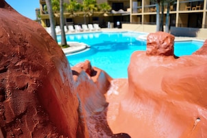 2 piscinas externas, funciona das 9h às 22h, guarda-sóis