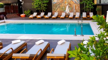 Piscina externa sazonal, guarda-sóis, espreguiçadeiras