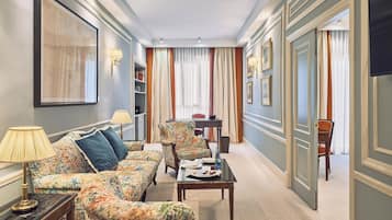 Suite Courtyard Two Bedrooms Terrace "The Wellington Club" Access | Área de estar | TV LCD 55 polegadas com canais a cabo, TV, filmes pagos