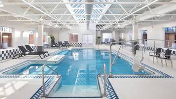 Piscina interior, espreguiçadeiras