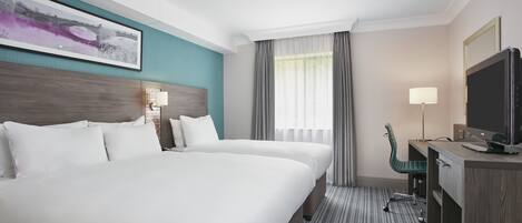 Roupas de cama premium, escrivaninha, espaço de trabalho para notebook