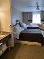 Quarto Triplo, várias camas, não fumadores, frigorífico | Cortinas/cortinados opacos, ferro/tábua de engomar, Wi-fi grátis