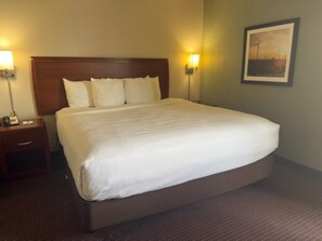 Suíte, para não fumantes | Cofres nos quartos, escrivaninha, ferros/tábuas de passar roupa