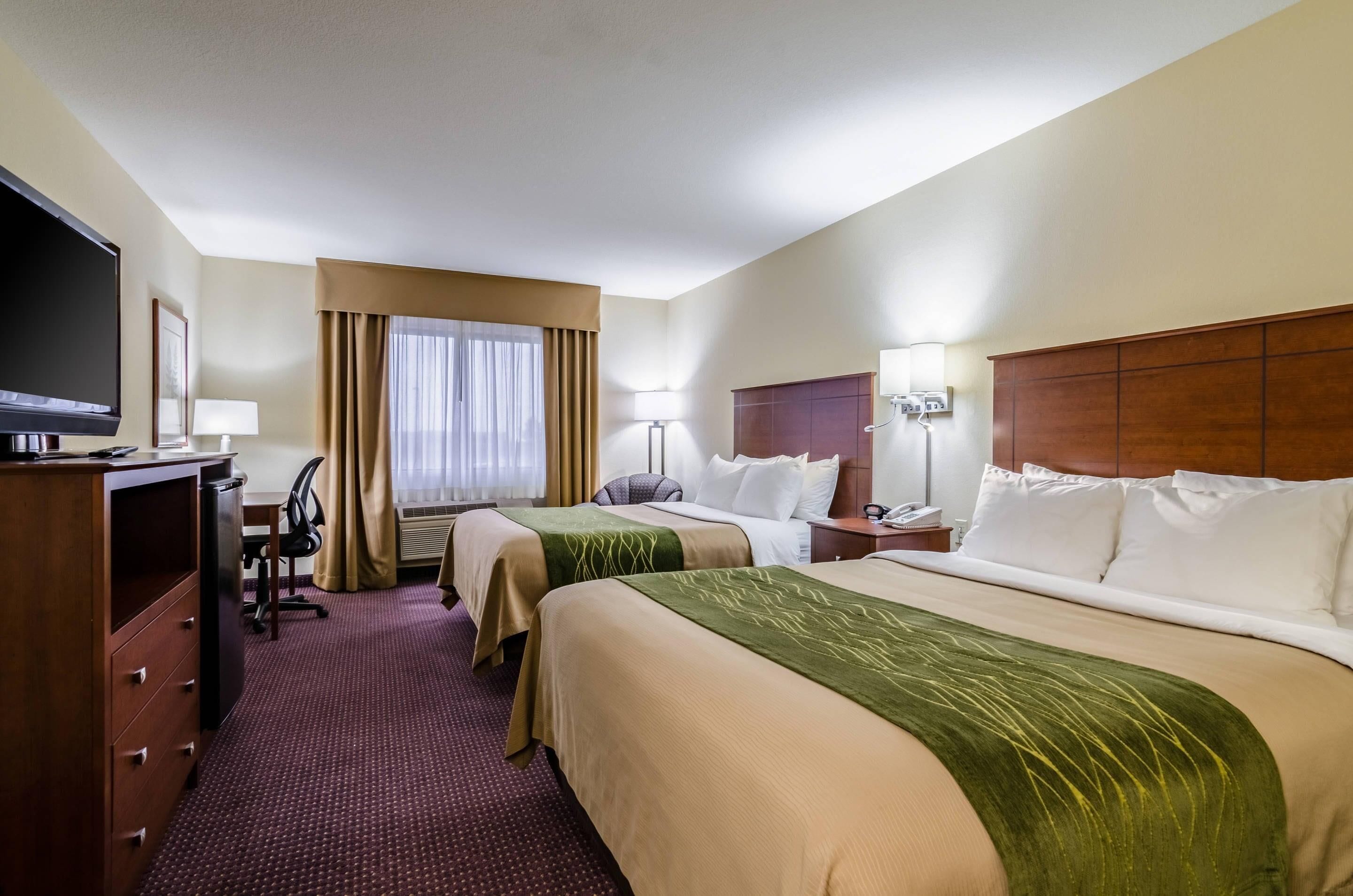 Quarto standard, 2 camas Queen, para não fumantes | Cofres nos quartos, escrivaninha, ferros/tábuas de passar roupa