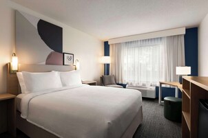 Room, 1 Queen Bed, Accessible, Bathtub (Mobility) | Roupa de alta qualidade, camas de colchão pillowtop, secretária 