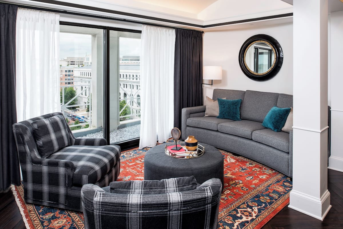 The Clare Penthouse Suite | Área de estar | TV de tela plana 43 polegadas com canais de TV premium, TV