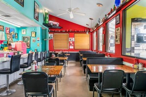 Pequenos-almoços e almoços servidos, incluindo cozinha americana 