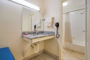 Cofres nos quartos, Wi-Fi de cortesia, roupa de cama