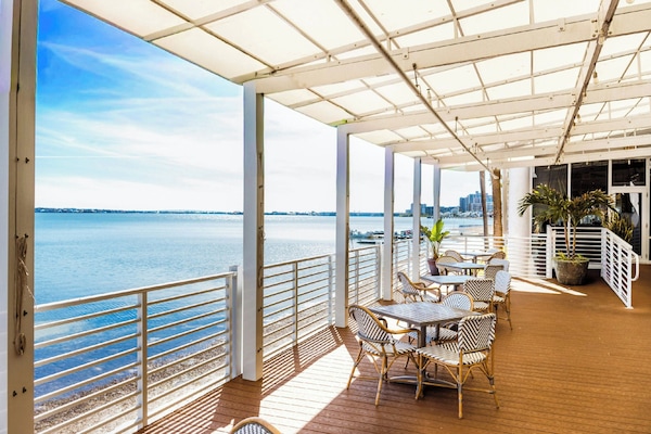 4 restaurantes: servem pequenos-almoços, almoços e jantares