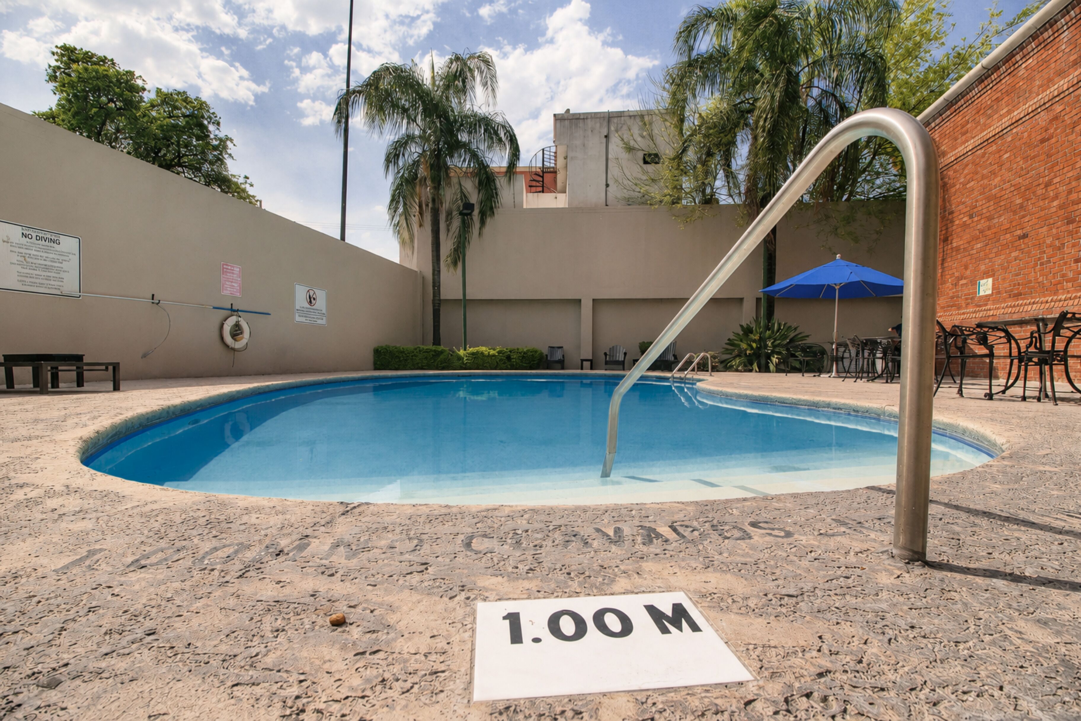 Piscina exterior, da(s) 9:00 à(s) 21:00, guarda-sóis 