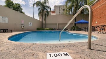 Piscina exterior, da(s) 9:00 à(s) 21:00, guarda-sóis