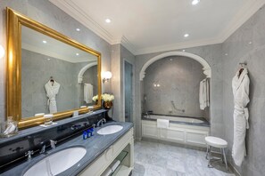 Suite, vista para o pátio (City or Courtyard View) | Casa de banho | Produtos de higiene exclusivos, um secador de cabelo, roupões, chinelos 