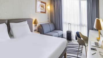 Quarto Clássico, 1 cama de casal e sofá-cama | Roupa de alta qualidade, minibar com produtos grátis, secretária