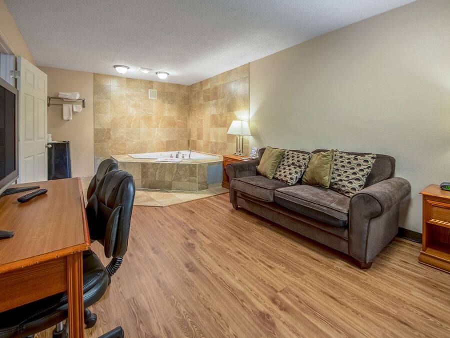 Escrivaninha, ferros/tábuas de passar roupa, berços (sobretaxa)