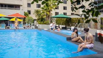 Piscina externa, funciona das 6h às 22h, guarda-sóis, espreguiçadeiras