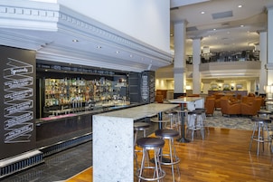 Serve jantar e happy hour