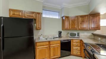 Suite, 2 quartos, não fumadores, banheira de hidromassagem (Full Kitchen) | Cozinha privada | Um frigorífico, um micro-ondas, uma cafeteira/bule