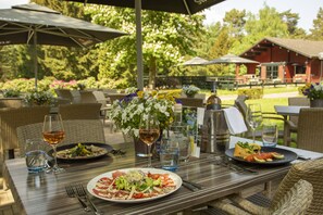 Pequenos-almoços, almoços, jantares servidos, cozinha francesa 