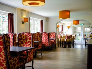 Café da manhã, almoço e jantar; culinária francesa 