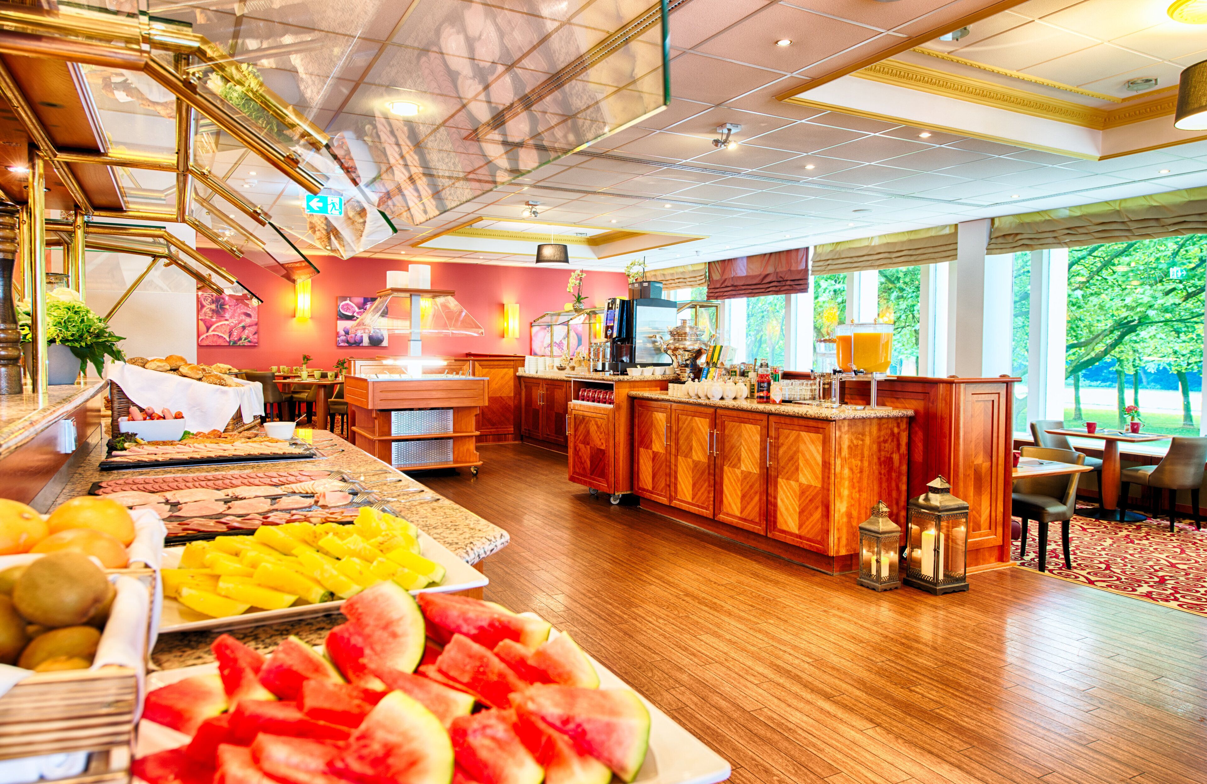 Pequeno-almoço tipo buffet diário mediante uma taxa 