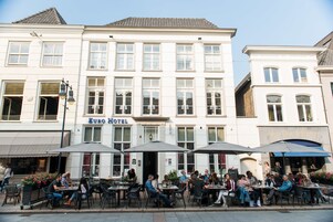 Um hotel com área de estar ao ar livre e uma placa com a inscrição 'Euro Hotel'.