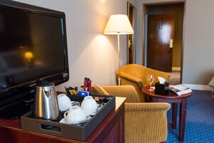 Quarto Comfort, 3 camas individuais, não fumadores, banheira (Twin bed on request) | Cofre no quarto, secretária 