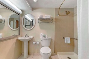 Quarto Standard, 2 camas de casal, acessível, não fumadores | Casa de banho | Uma combinação polibã/banheira, artigos de higiene pessoal grátis 