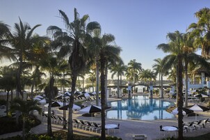 2 piscinas exteriores, da(s) 7:00 à(s) 22:00, toldos (sobretaxa) 