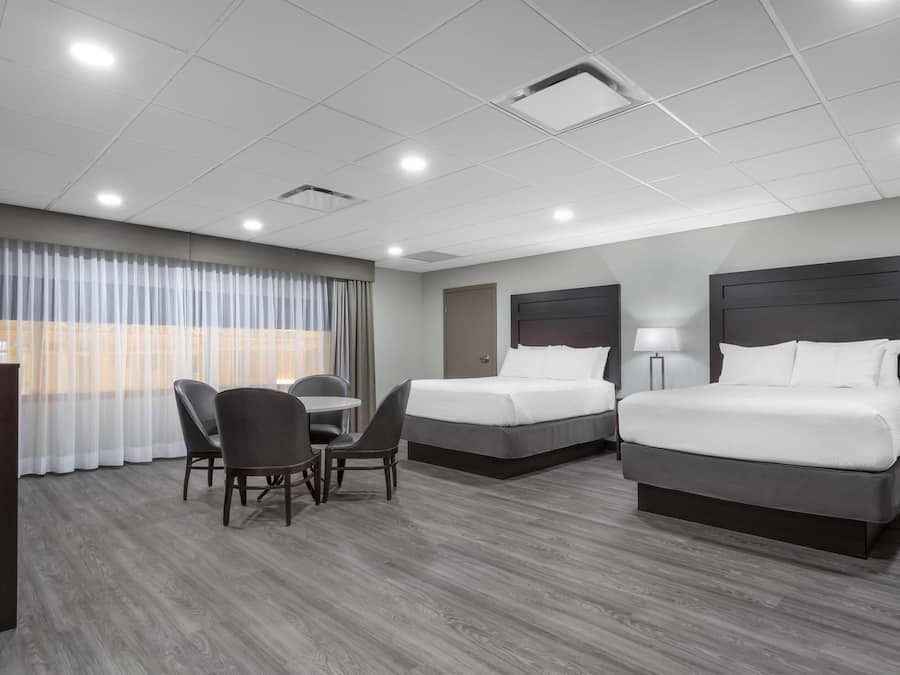 Quarto Standard, 2 camas queen-size, não fumadores, frigorífico e micro-ondas | Secretária adequada para computadores portáteis