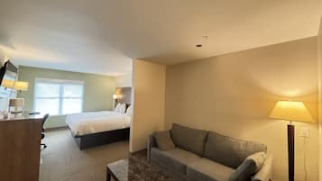 Suite, 1 cama king-size, não fumadores | Secretária, cortinas/cortinados opacos, ferro/tábua de engomar